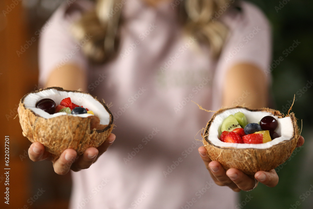 Uma explosão de cores e sabores: uma salada de frutas refrescante e ...