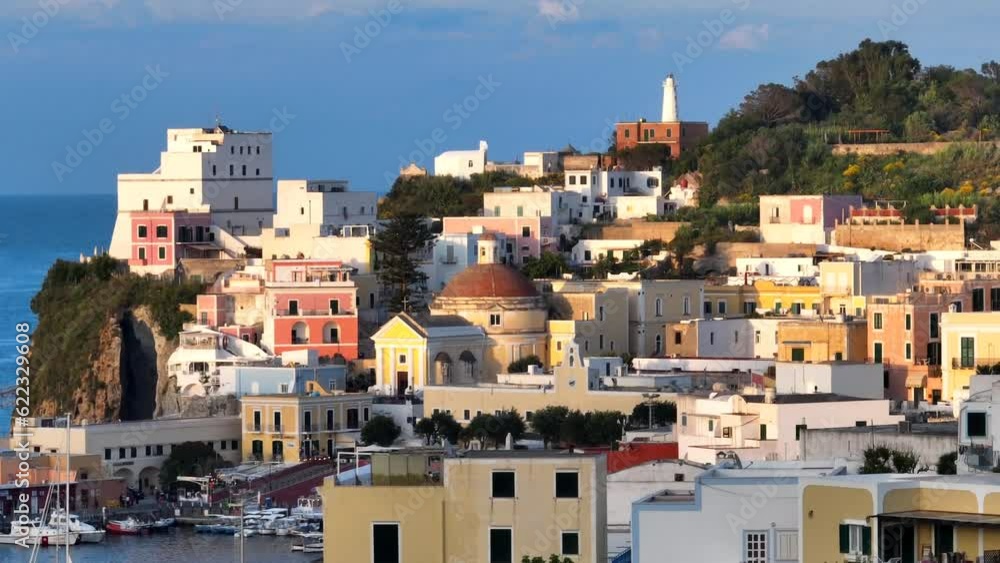isola di Ponza, Lazio, Italia, Meditterraneo. Vista Aerea del borgo ...