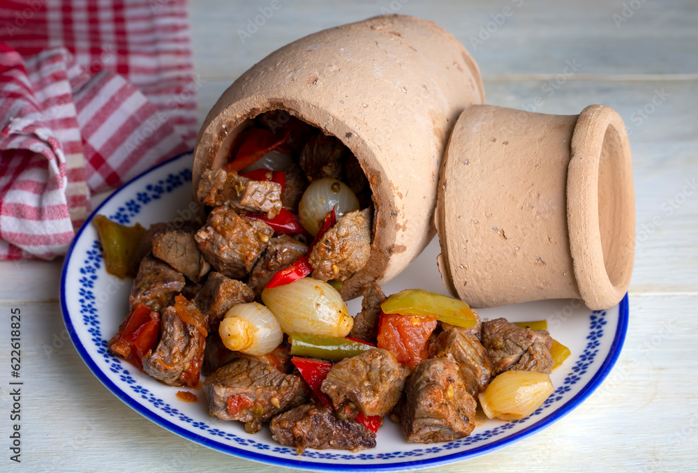 Foto de Authentic Turkish Testi Kebab cooked in earthenware waterjug ...