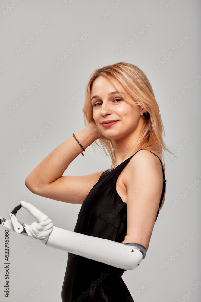 Foto de Studio portrait of beautiful young blonde girl with disability ...