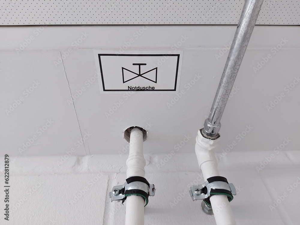 Eine Notdusche in einem Chemielabor, gekennzeichnet mit einem ...