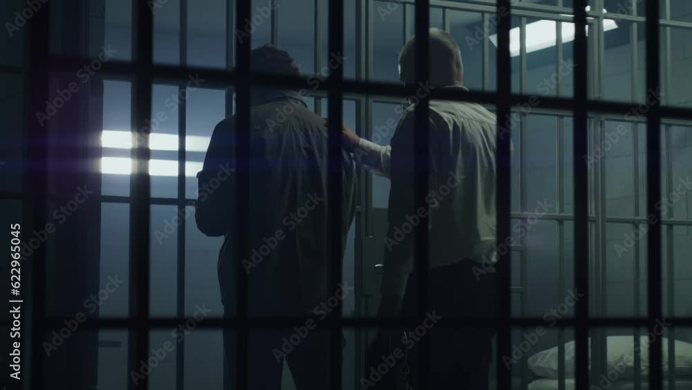 Video „Prison guard opens jail cell with keys and locks male criminal ...