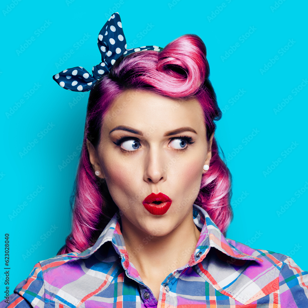 Excited surprised woman. Pinup girl looking sideways. Purple head model ...