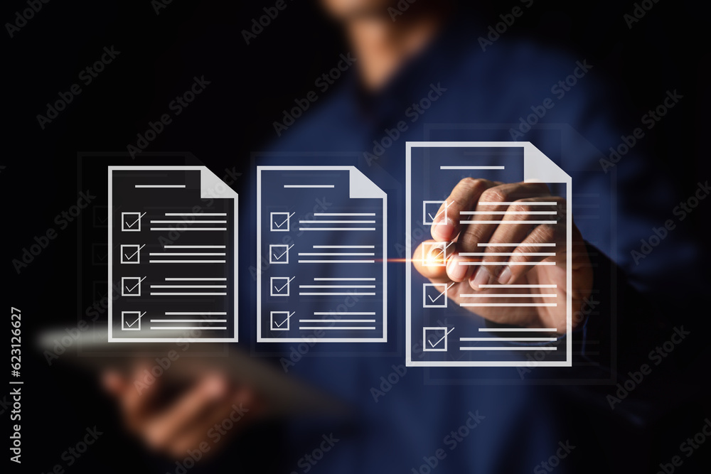 Foto de Performance checklist, businessman using checklist survey ...