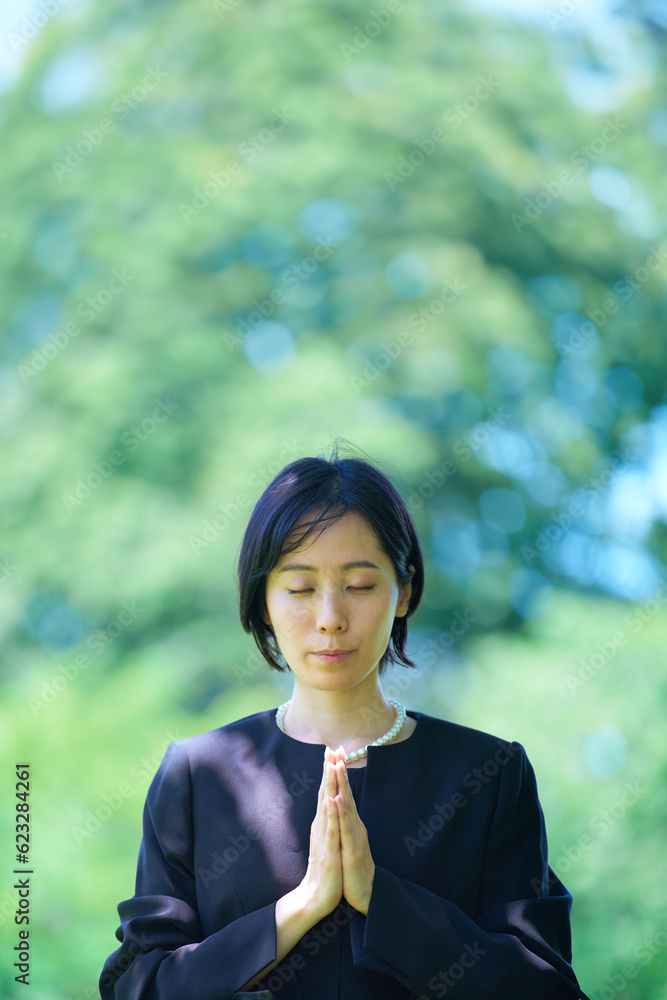 喪服姿で合掌する女性 Stock 写真 Adobe Stock