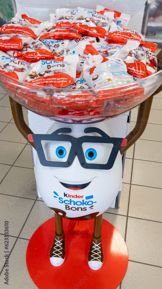 Foto de Kinder schoko-bons Chocolate Eggs brand sign and text logo of ...