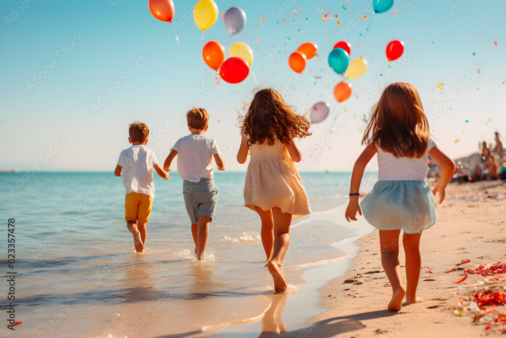 Niños corriendo por la arena de la playa con globos de colores ...