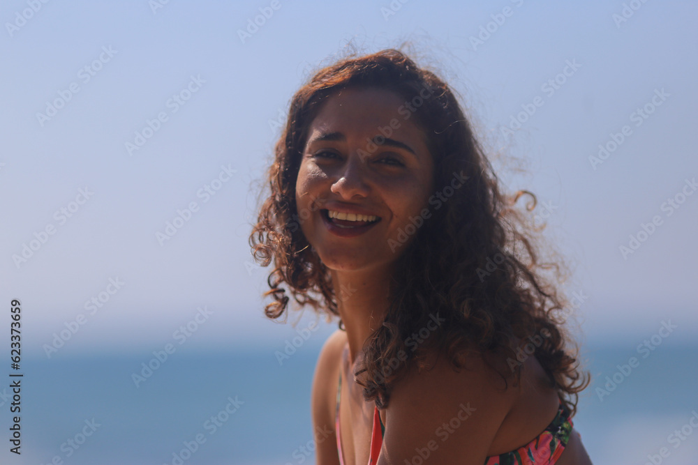 Linda e jovem mulher brasileira posa numa praia para paradisíaca com ...