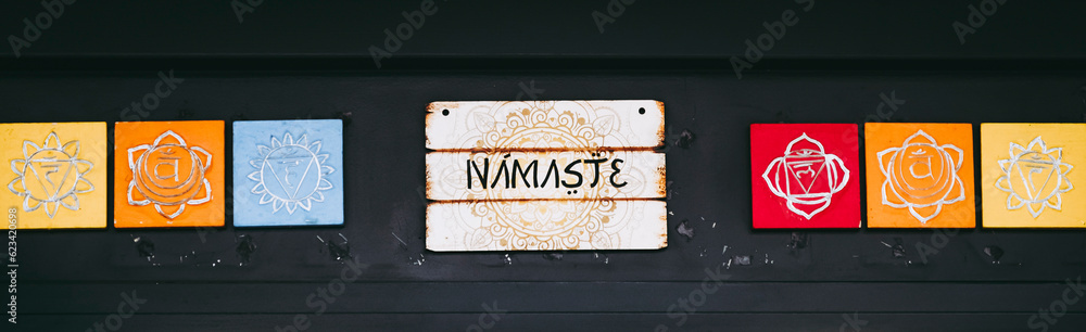 Message Namasté écrit sur une plaque en bois et bandeau coloré Stock ...
