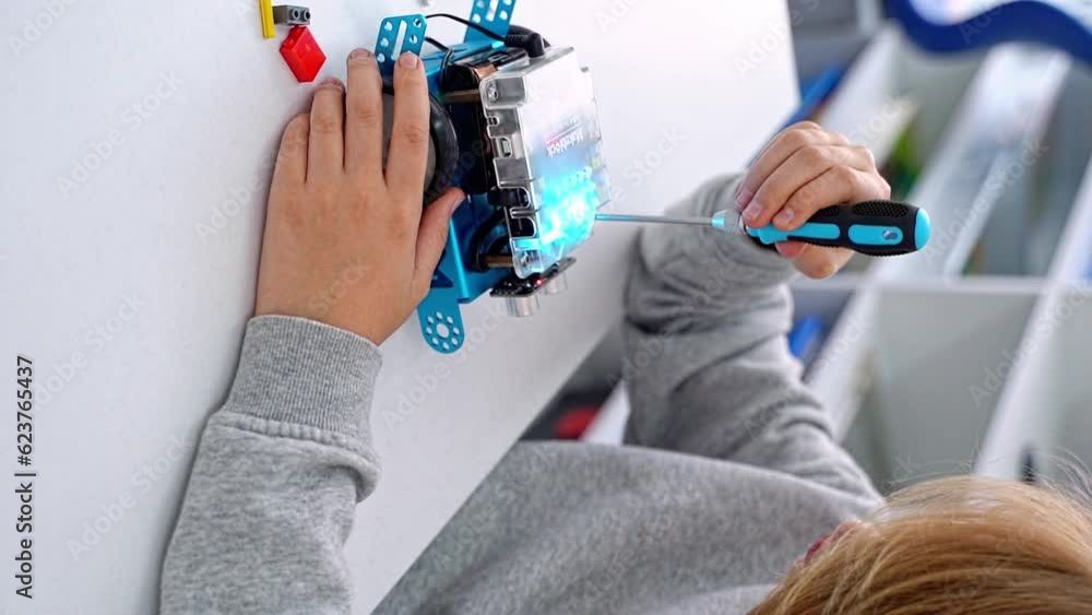 Robotics programming class. Child construct Mbot screwdriver and code ...