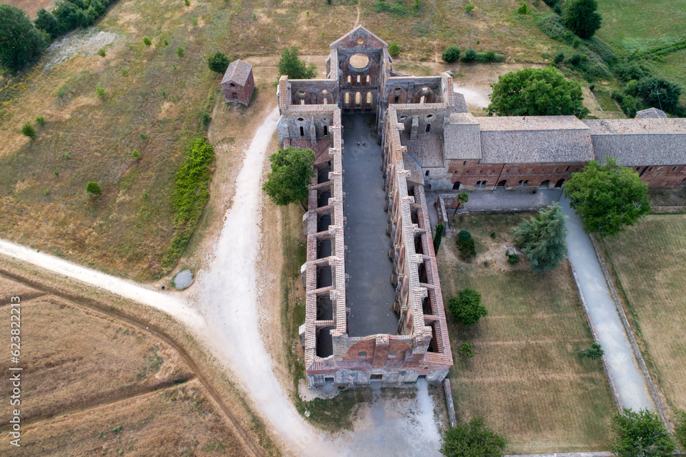 Foto de Vista aerea della abbazia di San Galgano. La spada nella roccia ...