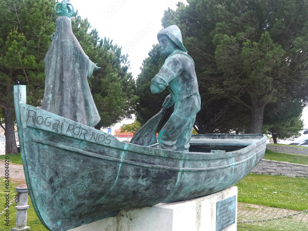 Fisherman sculpture in Setubal pays homage to the sea Stock Photo ...