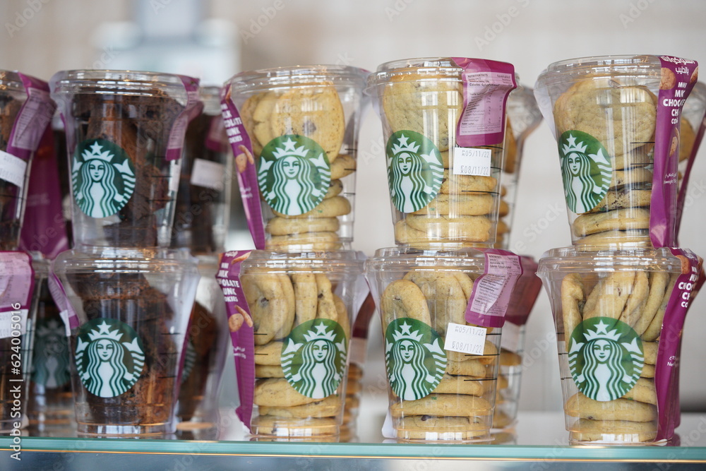 Foto de Variety of Starbucks cookies and brownies on a cup packaging ...