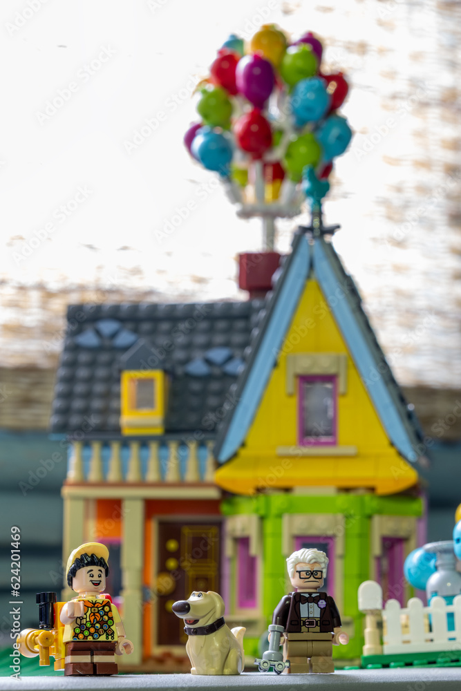 Lego casa up carl fredricksen, Russell y Dug, Disney 100 Stock Photo ...