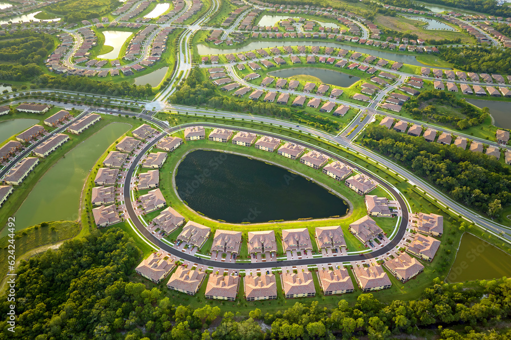 Foto De View From Above Of Densely Built Residential Houses Near foto-de-view-from-above-of-densely-built-residential-houses-near