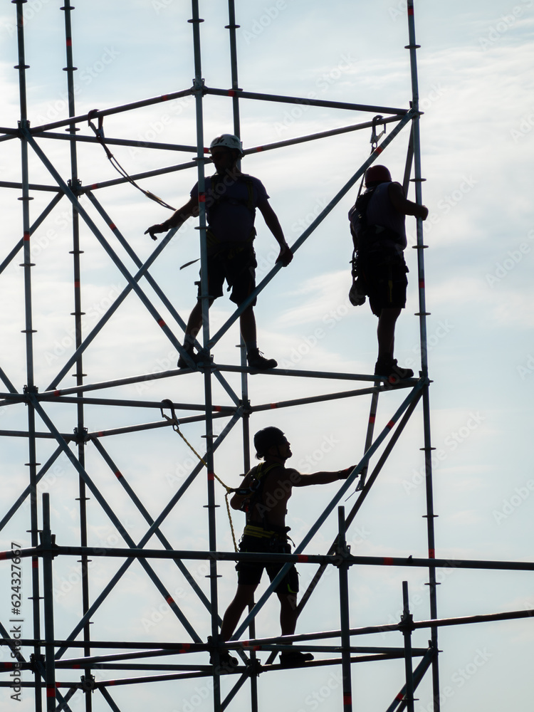 obreros instalando andamios para montar un escenario musical Stock Photo | Adobe Stock