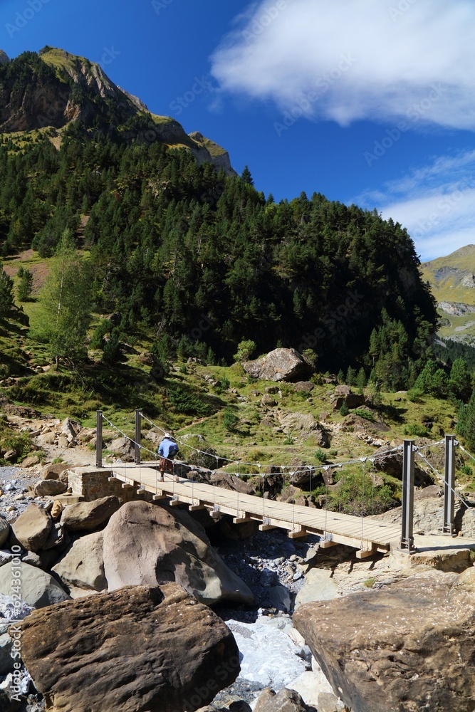 Foto de French Pyrenees landscape. Hiking trail footbridge in Cirque de ...