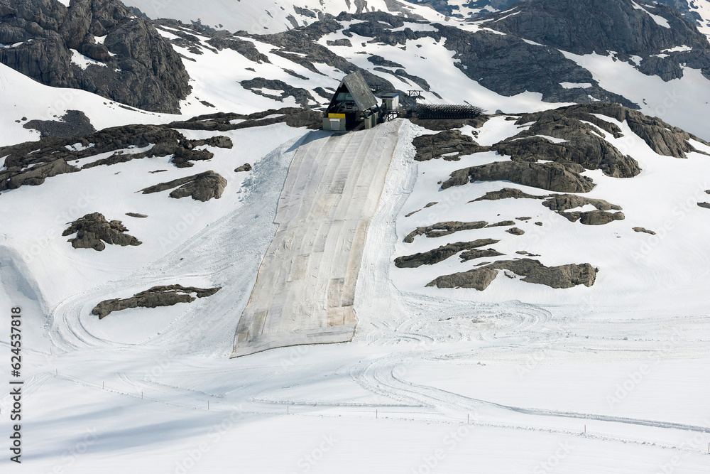 Dachstein mountain station of the Schladming-Dachstein cable car in ...