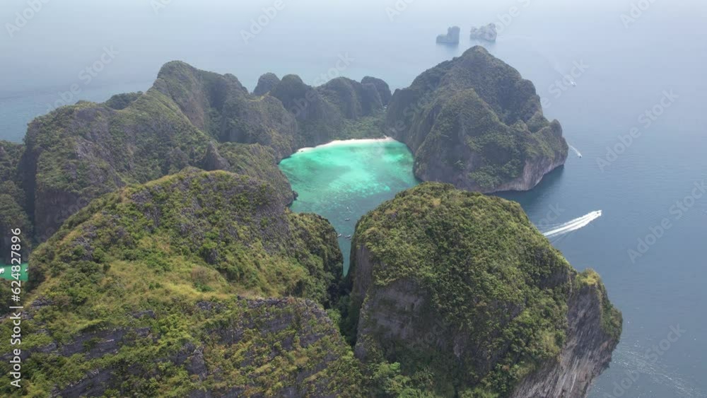 Stockvideon 4K Aerial Footage of Maya Bay Beach (The Beach) in Koh Phi ...