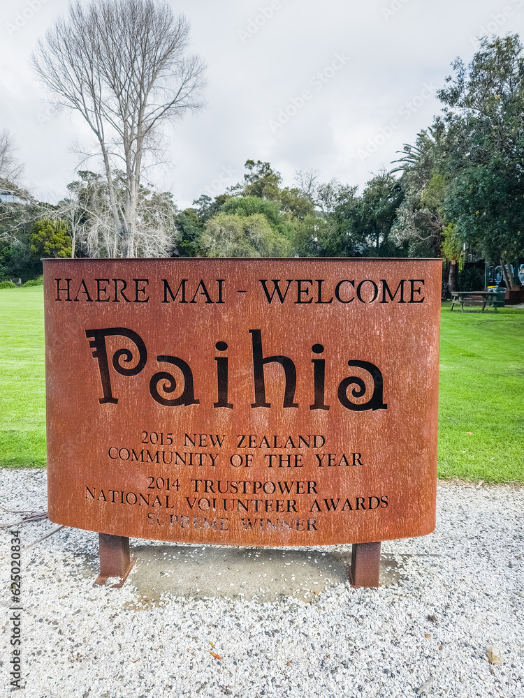 Foto de Paihia, New Zealand - July 1, 2023: a landmark location sign ...