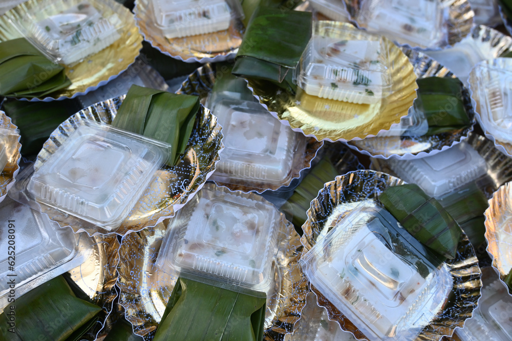 Bugis cakes wrapped in banana leaves and gandus cakes wrapped in ...