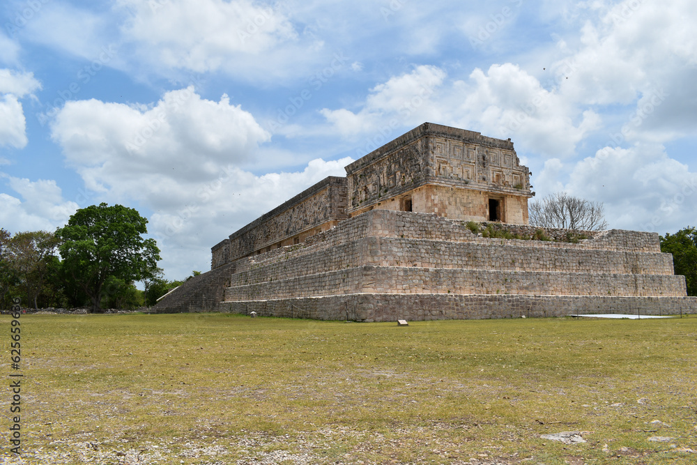 Foto de tone ancient Mayan pyramids in Mexico. Archaeological ...