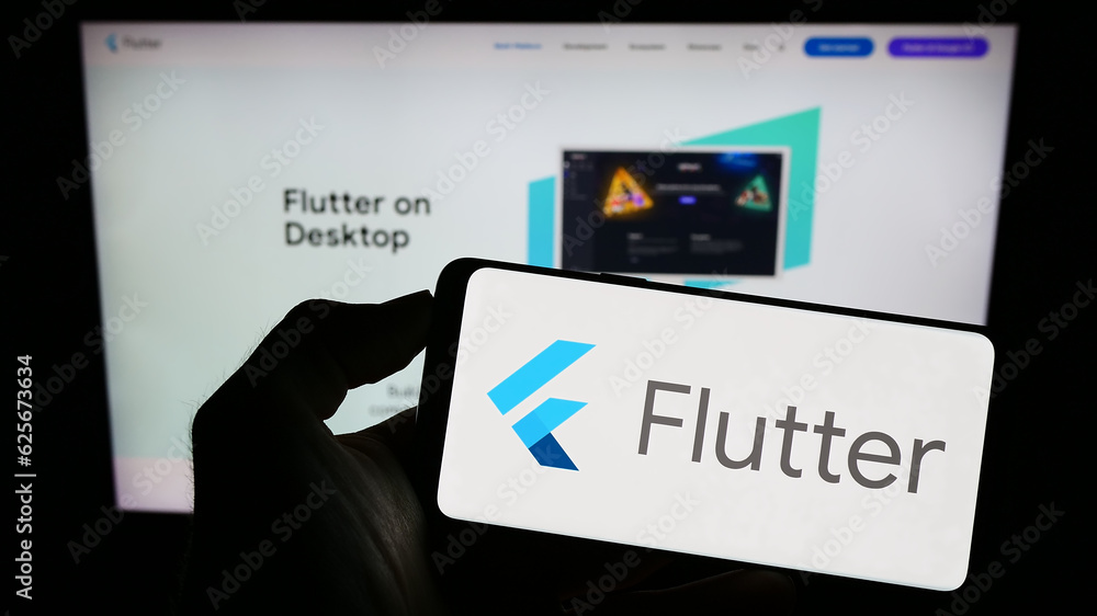 Foto de Stuttgart, Germany - 07-09-2023: Person holding cellphone with ...