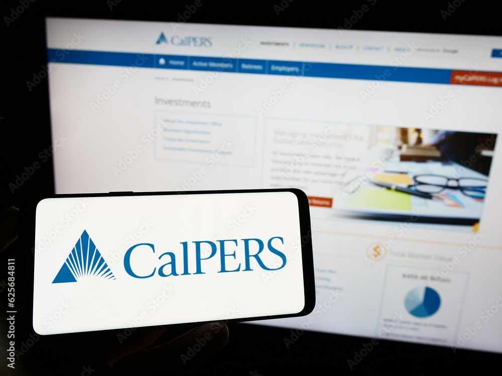 Foto de Stuttgart, Germany - 07-12-2023: Person holding mobile phone ...