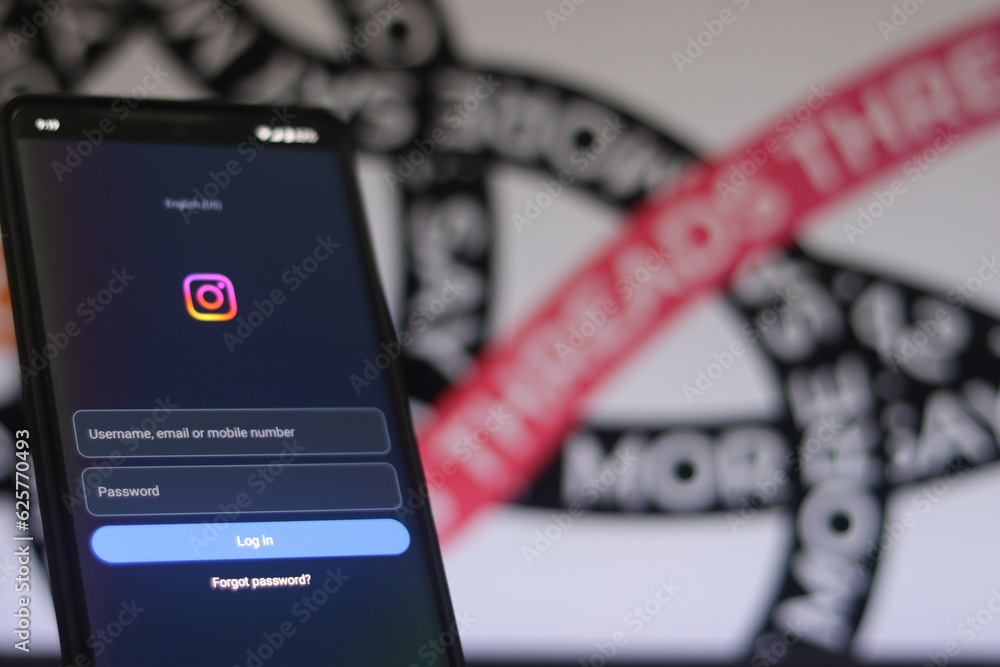 Foto de Threads login screen in a phone, The threads logo is displayed ...