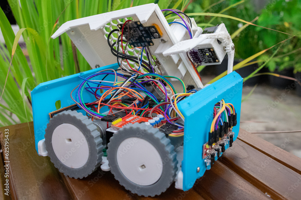 A look inside a 3D printed robot car with a grabber and line following ...