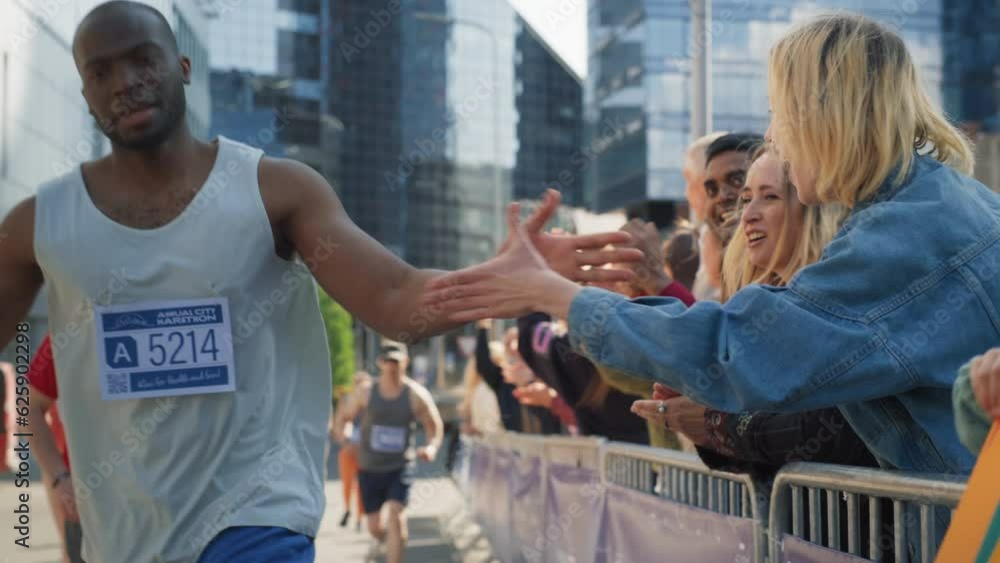 Marathon Audience Clapping and Cheering Their Loved Ones Participating ...