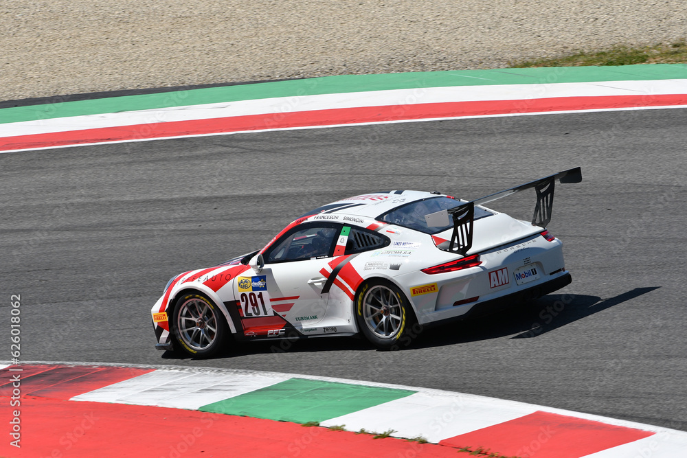 Foto de Scarperia, 7 July 2023: Porsche 992 of Team Simoncini Mauro srl ...