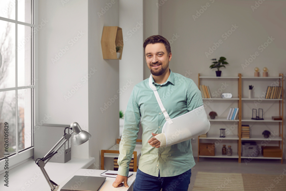 Portrait of a man with a broken arm. Happy young business man wearing ...