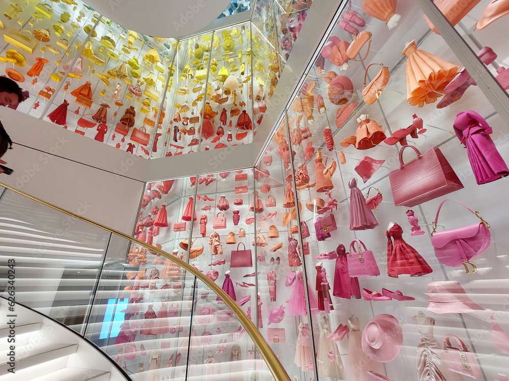 La Galerie Dior. Reconstruction of the iconic pieces of the Dior house ...