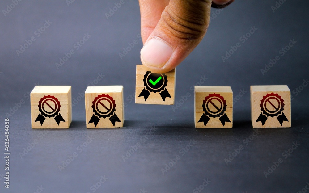 Foto de wooden cube with quality and non-quality icons. the concept of ...