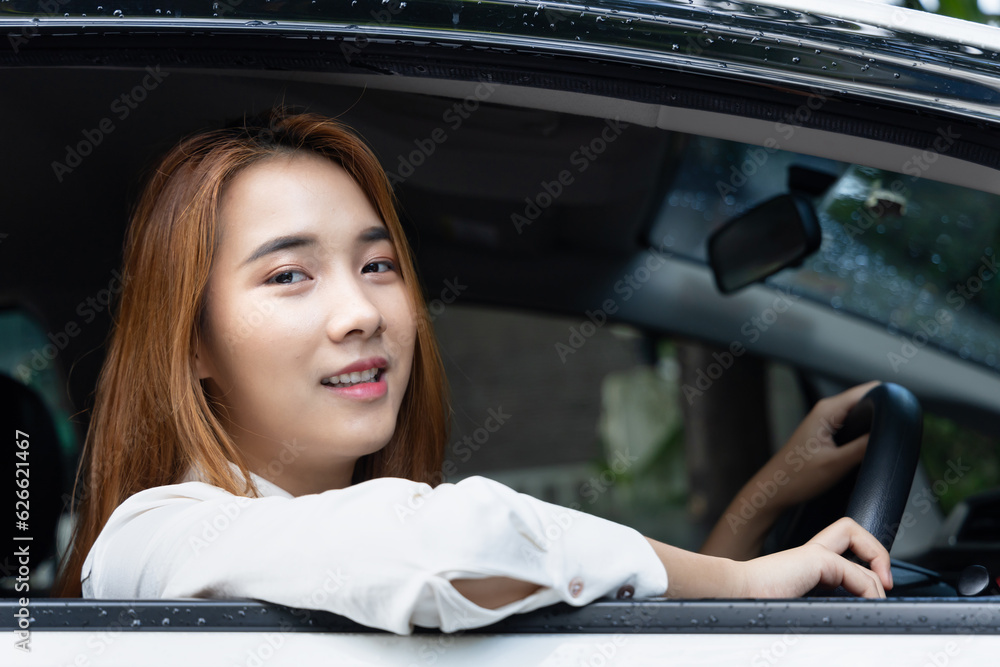 Urban Commuter, Asian Woman Driving Alone in the City, driver concept ...