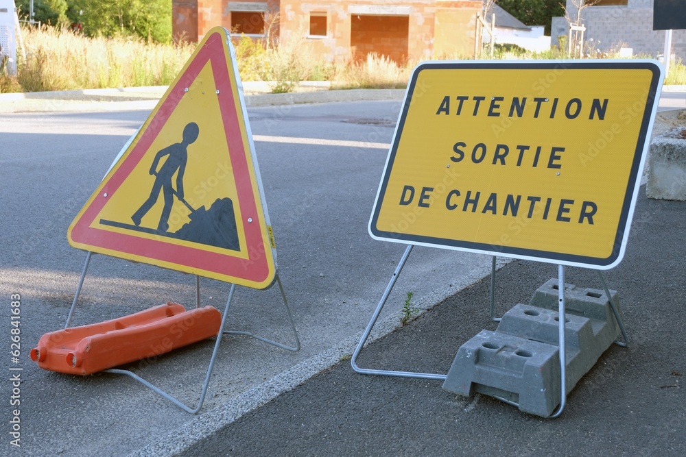 Panneaux indiquant des travaux et attention sortie de chantier en ...