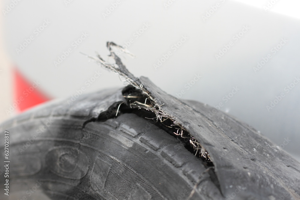 Rueda de vehículo rota. Se ve reventada y sobresale la malla del ...