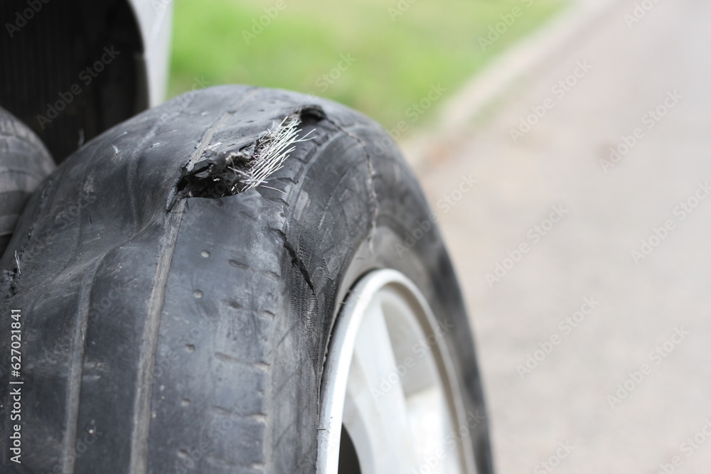 Rueda de vehículo rota. Se ve reventada y sobresale la malla del ...