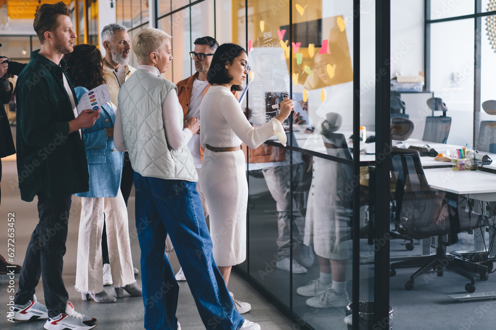 Foto de Professional trade experts planning exchange discussing ...