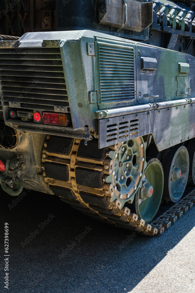 Kampfpanzer Leopard 2 - Details von Fahrwerk und Kette (caterpillar ...