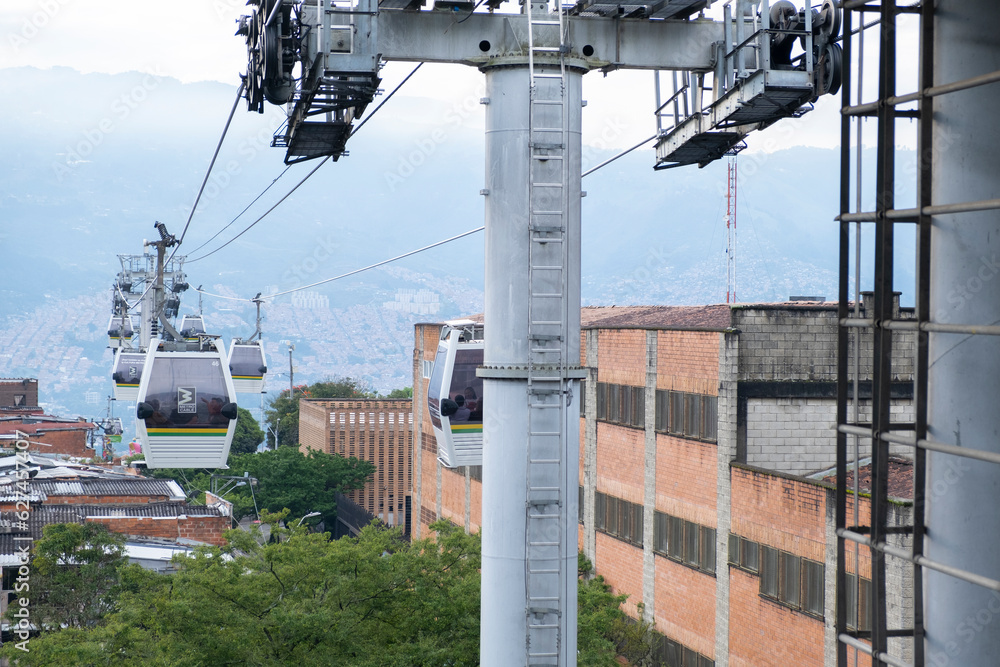 Foto de Public transit cable car gondolas carrying passengers to and ...