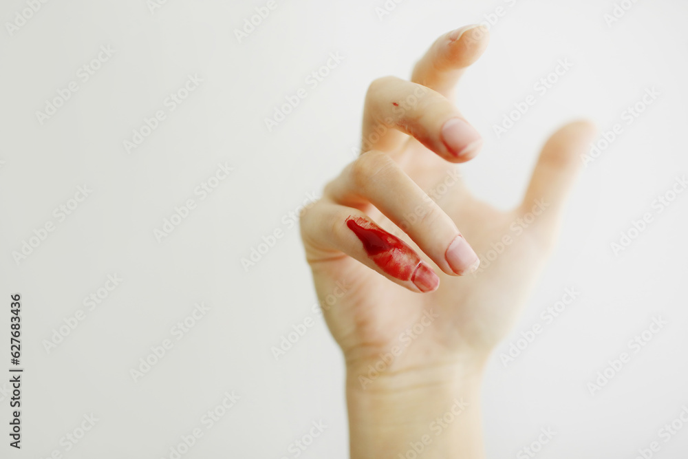 Foto de Female hand with red blood, little finger is bleeding profusely ...