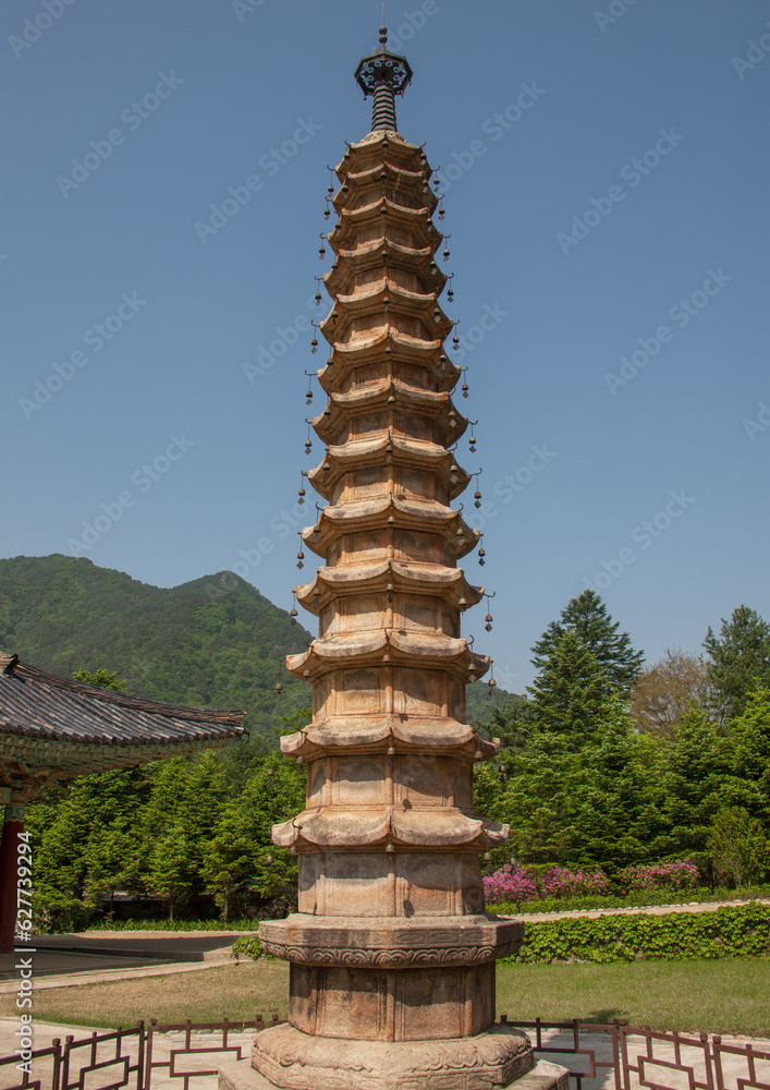 Foto de 13-Storeyd octagonal sokka pagoda in Pohyon-sa Korean buddhist ...