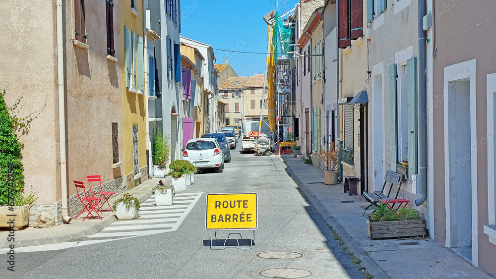 Panneau provisoire Route barrée à l'entrée d'une rue dans laquelle se ...