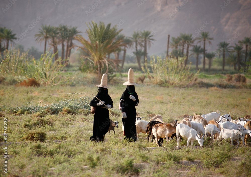 Hadramaut women with full black dresses, gloves and high hats; The high ...