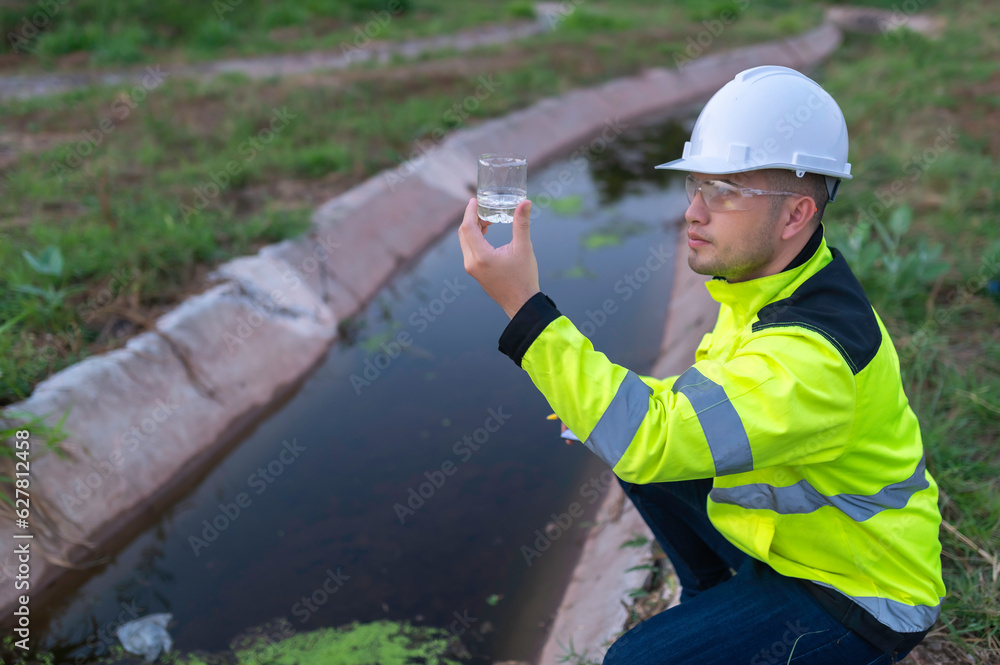 Environmental engineers inspect water quality,Bring water to the lab ...