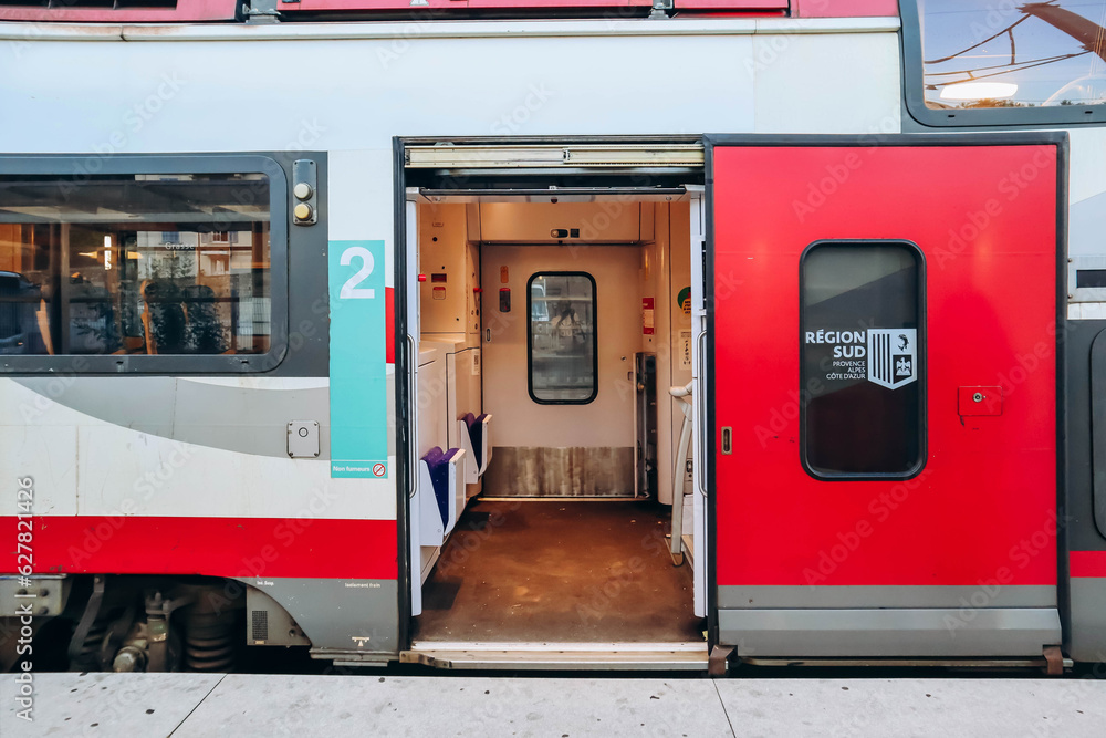 Foto de Grasse, France - July 23, 2023: SNCF train, type TER, stands at ...