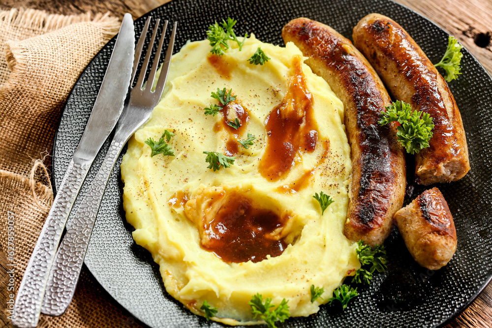saucisses de porc en sauce avec une purée de pommes de terre, photo réelle Stock Photo | Adobe Stock