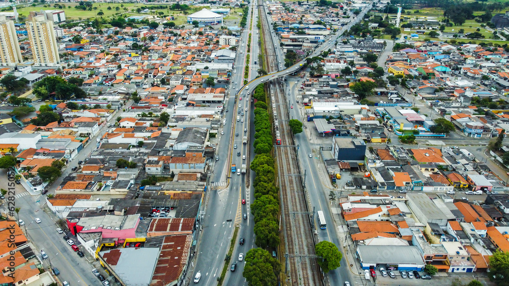 Visão aérea do viaduto central da cidade de Suzano em São Paulo captada ...